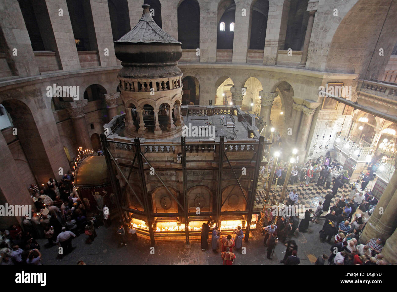 Church of the Holy Sepulchre, sacred grave, aedicula, Good Friday in ...