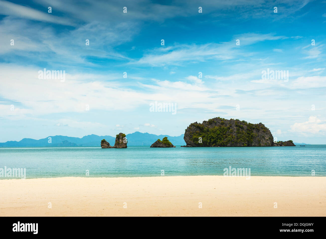 Beach and small islands hi-res stock photography and images - Alamy