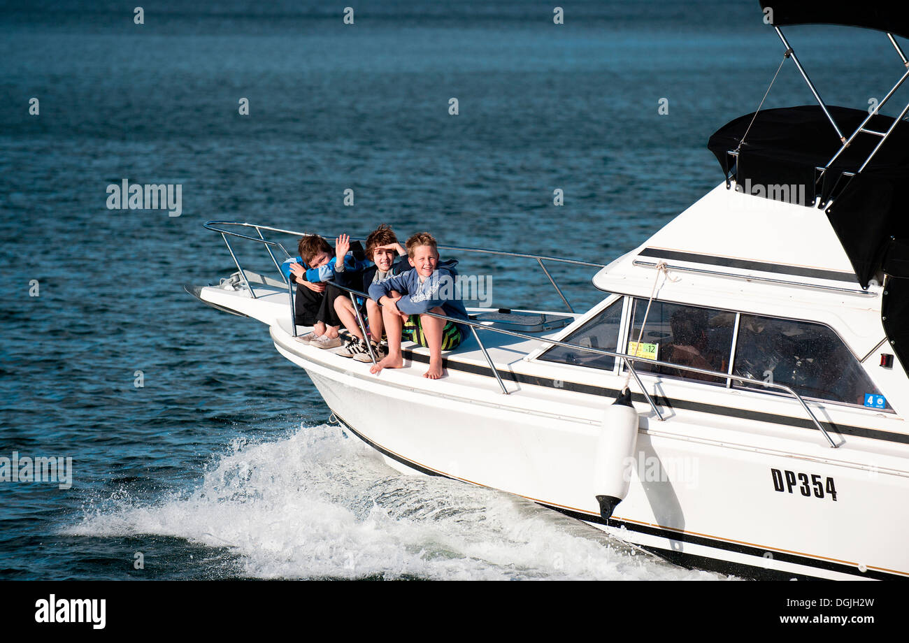 Speeding boats hi-res stock photography and images - Alamy