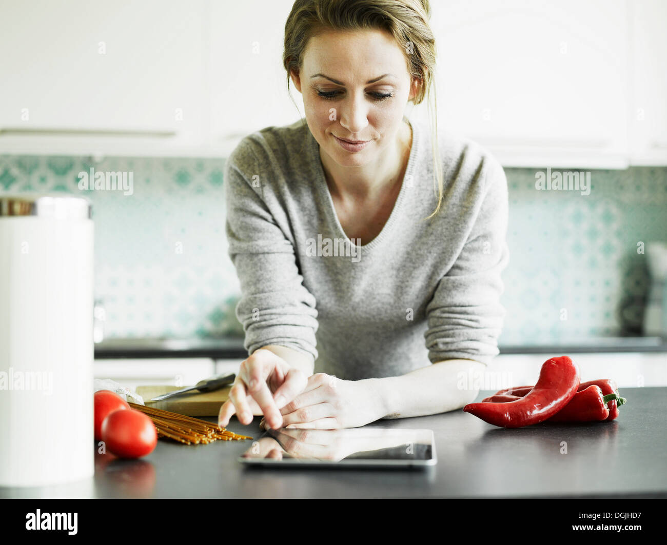 Woman leaning on counter hi-res stock photography and images - Alamy