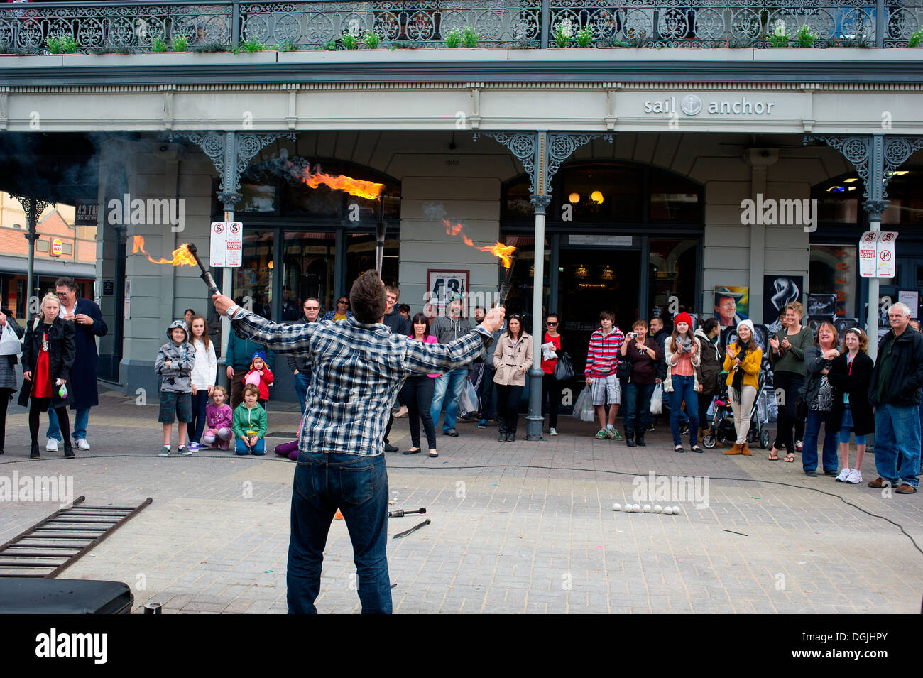People watching street performer hi-res stock photography and images ...