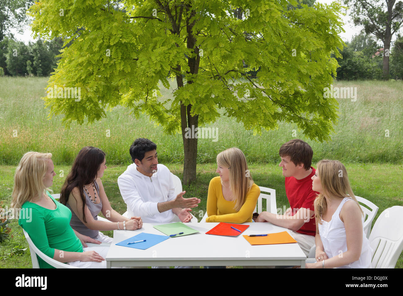 Adult discussions round tables hi-res stock photography and images - Alamy