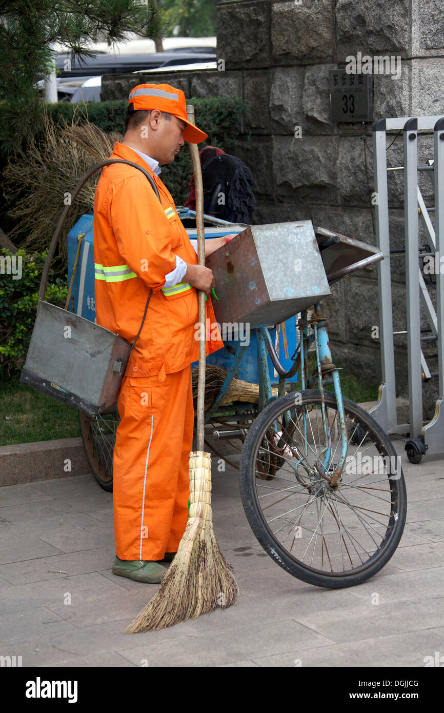 Chinese street cleaning hi-res stock photography and images - Alamy