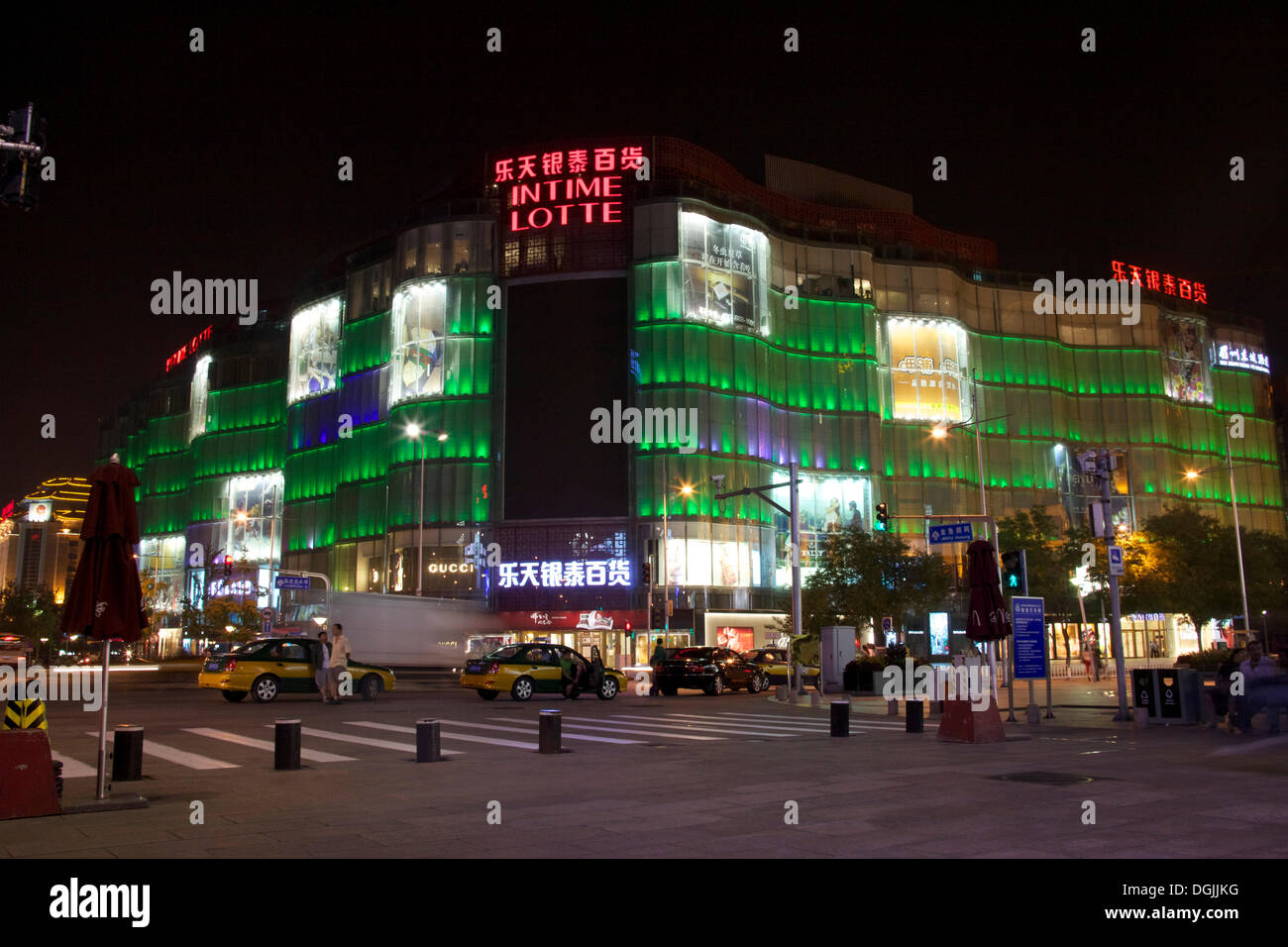 Luxury department store at night, Wangfujing Straße, Beijing, China ...