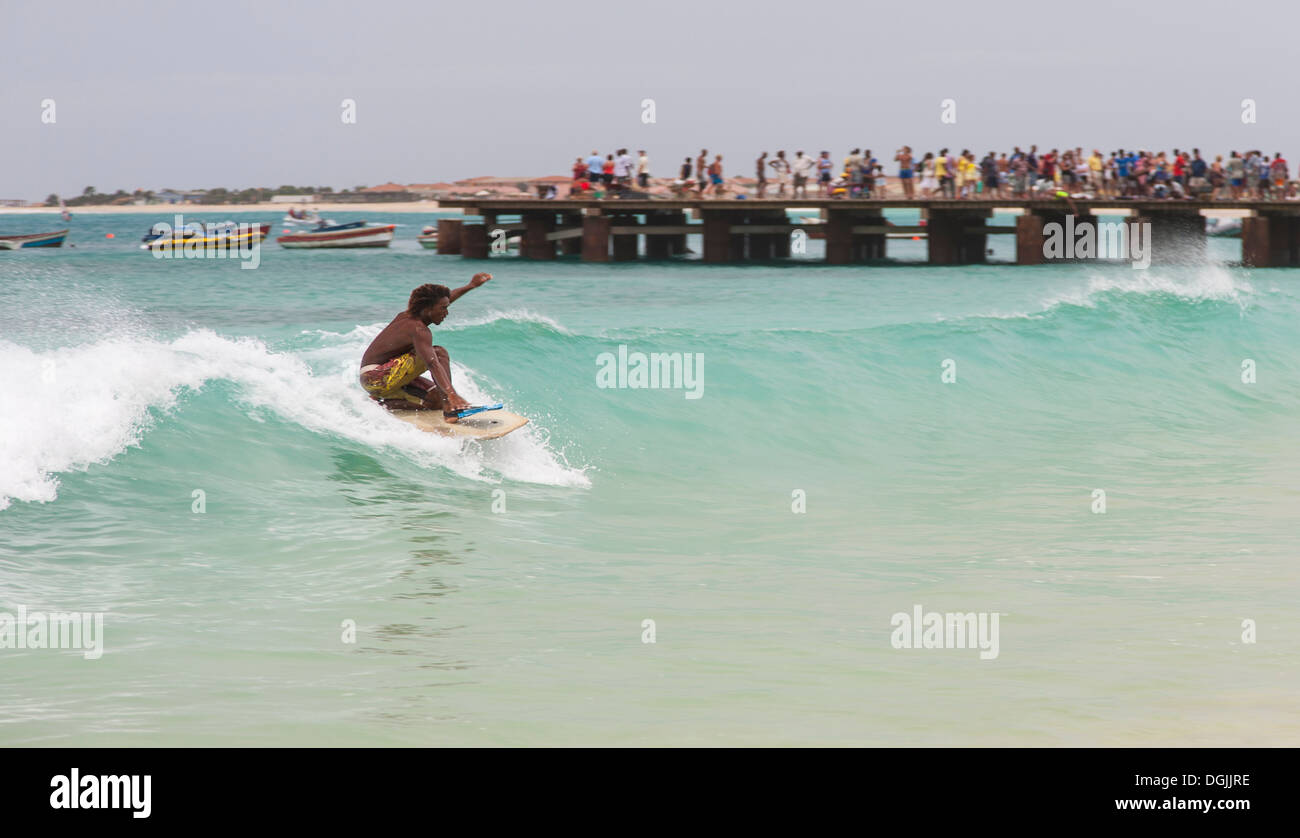 Crowd surf hi-res stock photography and images - Alamy