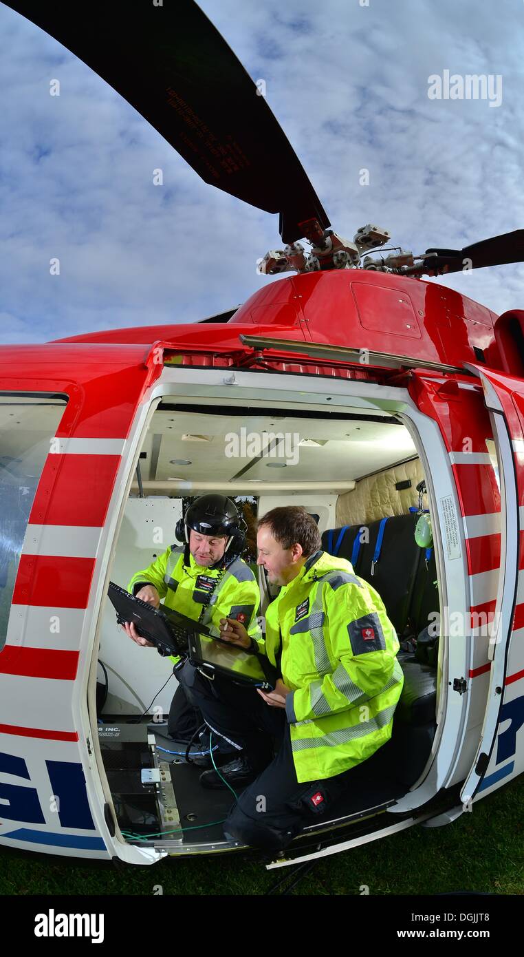 Geyer, Germany. 22nd Oct, 2013. Carsten Plath (L) and Hans-Ulrich ...
