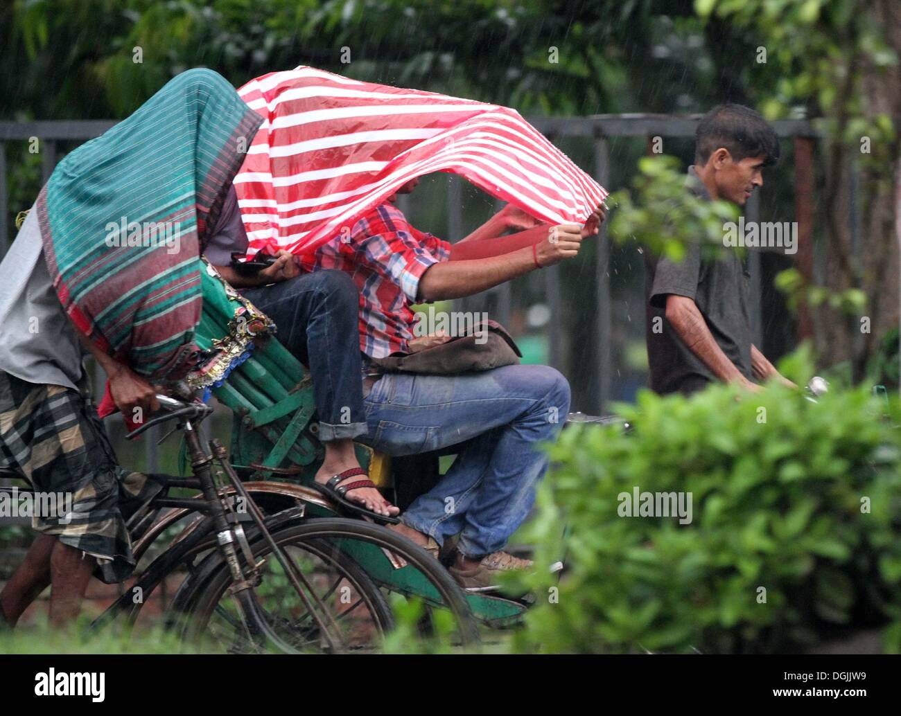 Ramna, Dhaka, Bangladesh. 22nd Oct, 2013. A rickshaw puller carries ...