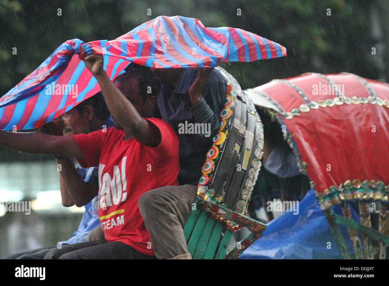 Ramna, Dhaka, Bangladesh. 22nd Oct, 2013. A rickshaw puller carries ...