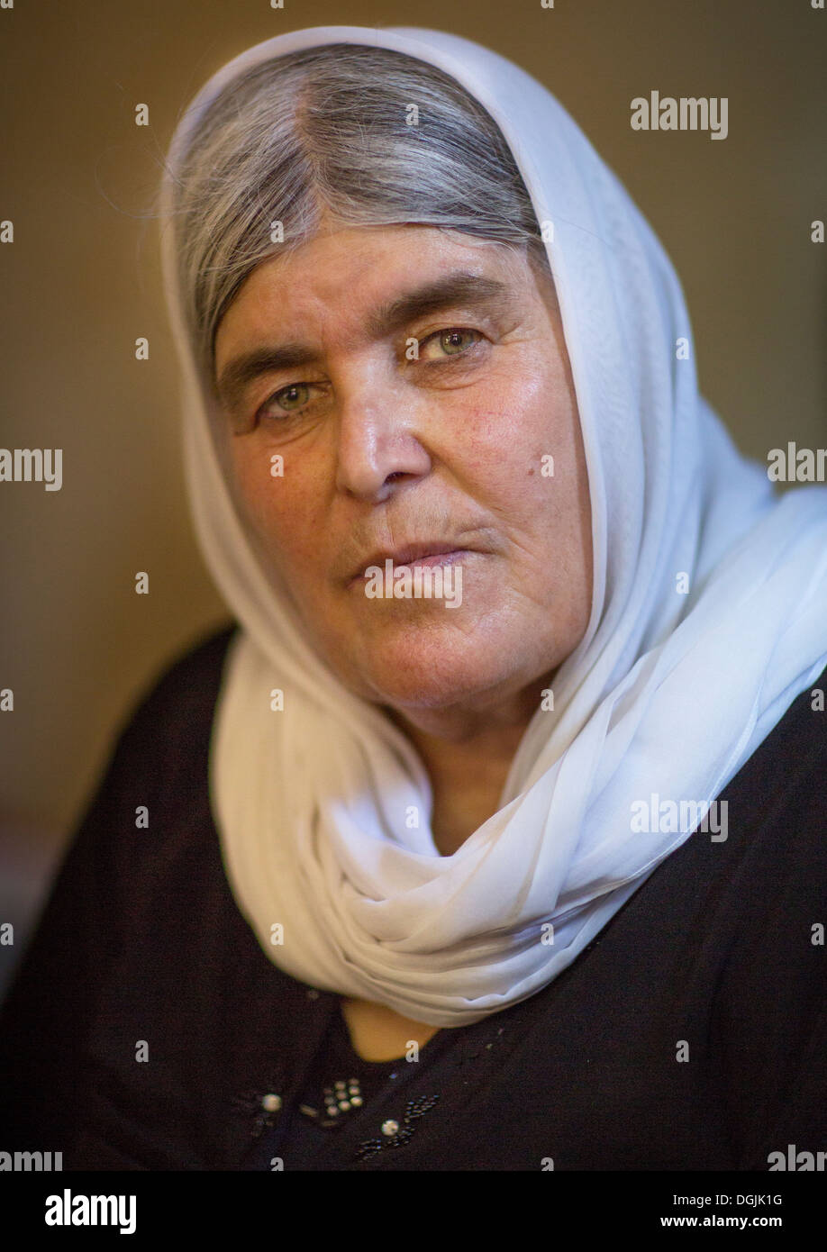 Yazidi Woman In The Temple City Of Lalesh, Kurdistan, Iraq Stock Photo ...