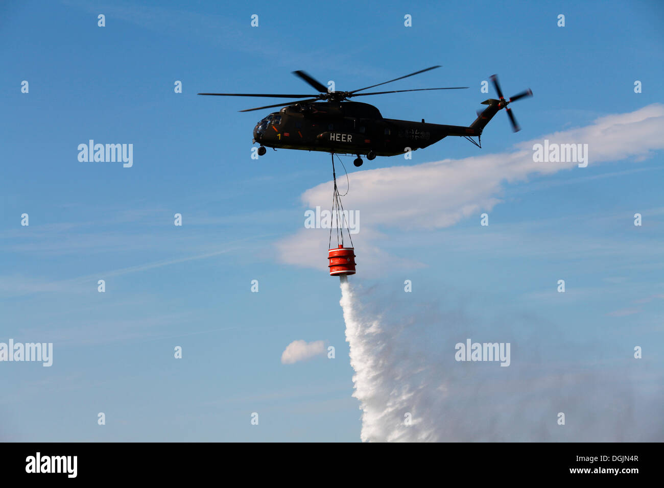 A CH-53 helicopter carrying a water container of 5000 liters Stock ...