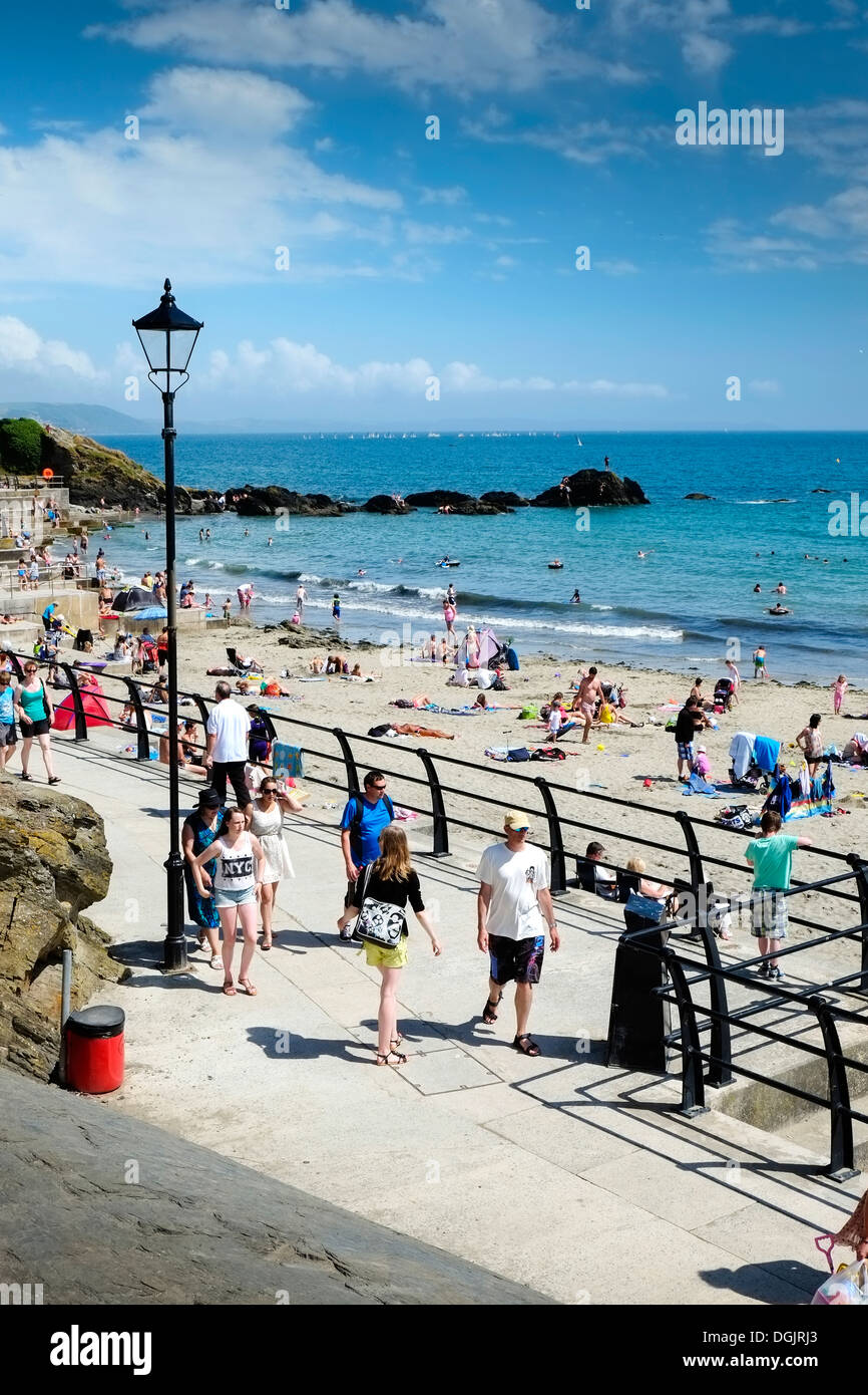 Holidaymakers on the beach and seafront in Looe Stock Photo - Alamy