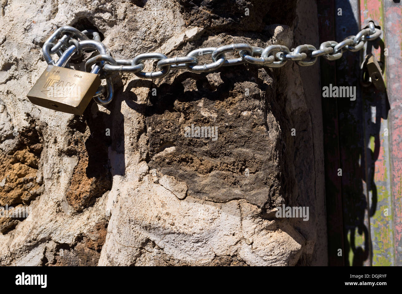 Padlock chain hi-res stock photography and images - Alamy