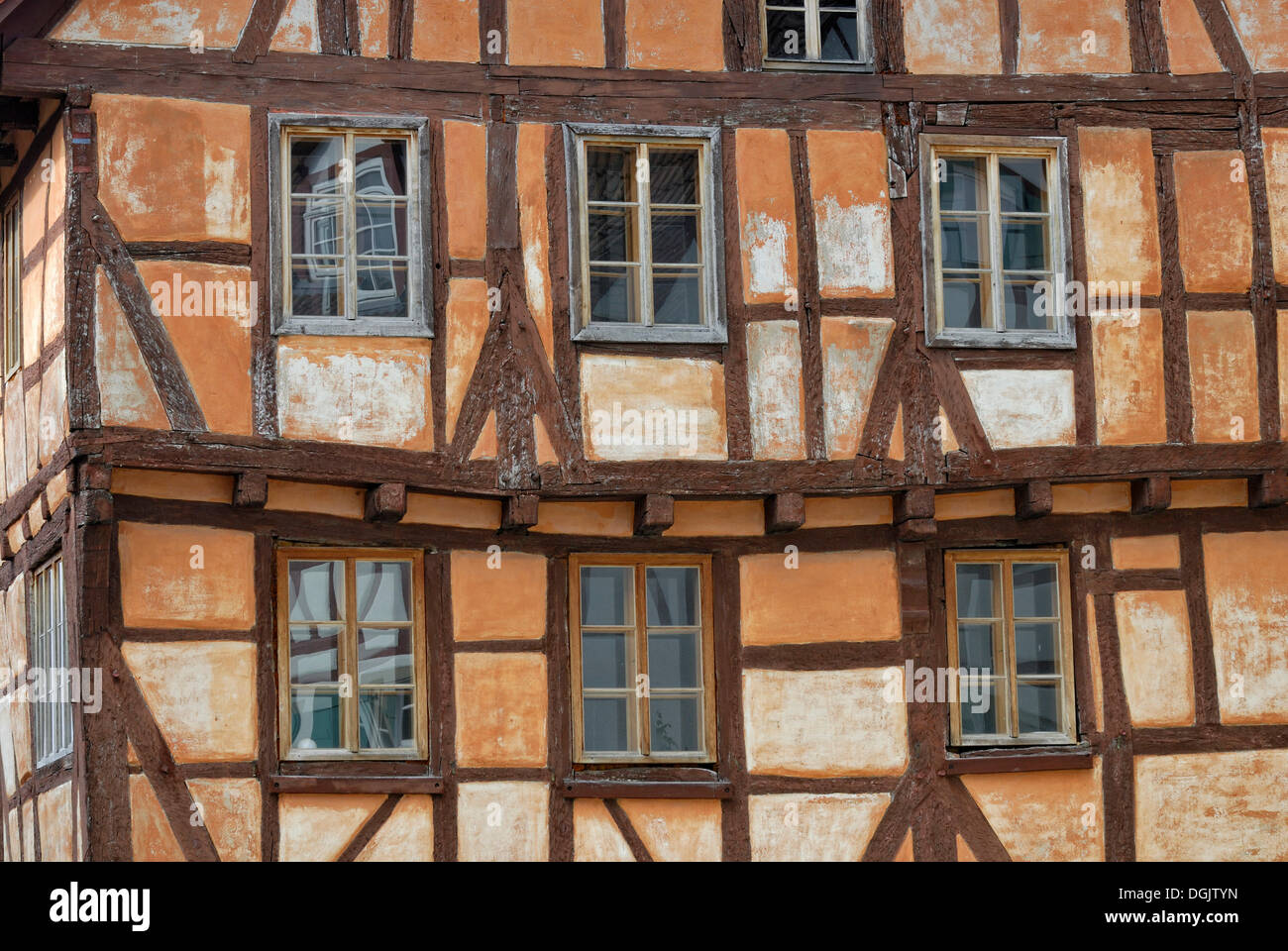Tudor window detail hi-res stock photography and images - Alamy