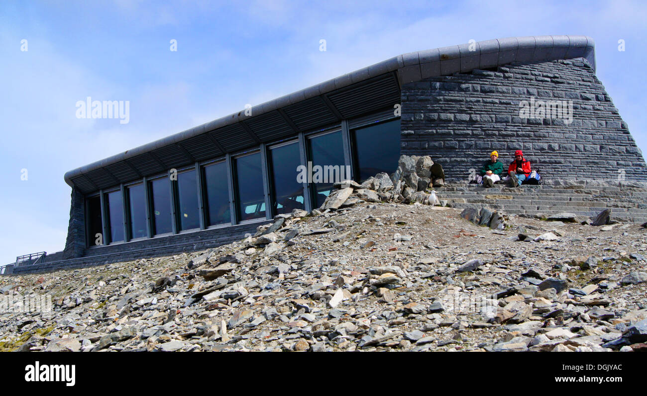 A view toward the cafe at the peak of Snowdon Stock Photo - Alamy
