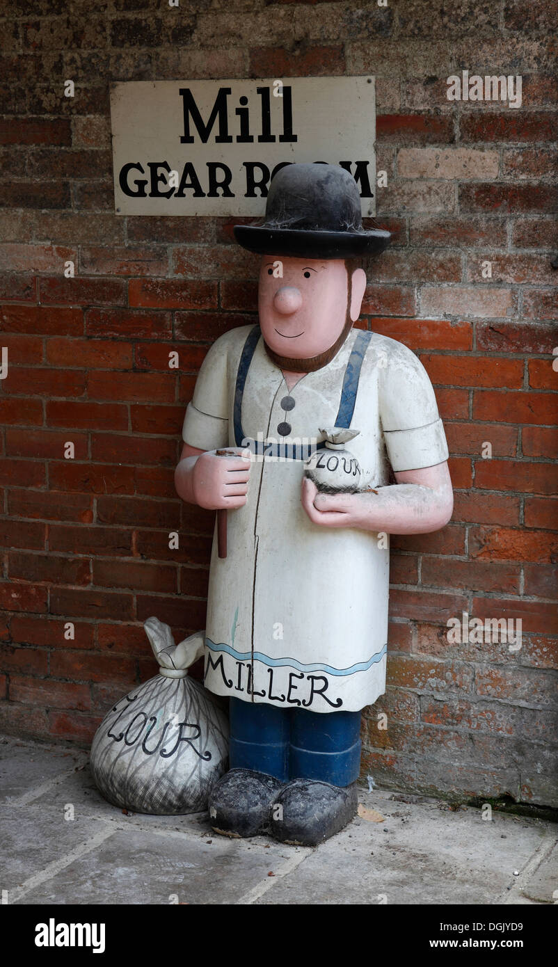 Wood statue hi-res stock photography and images - Alamy