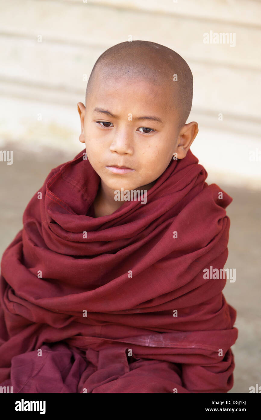 A young monk hi-res stock photography and images - Alamy