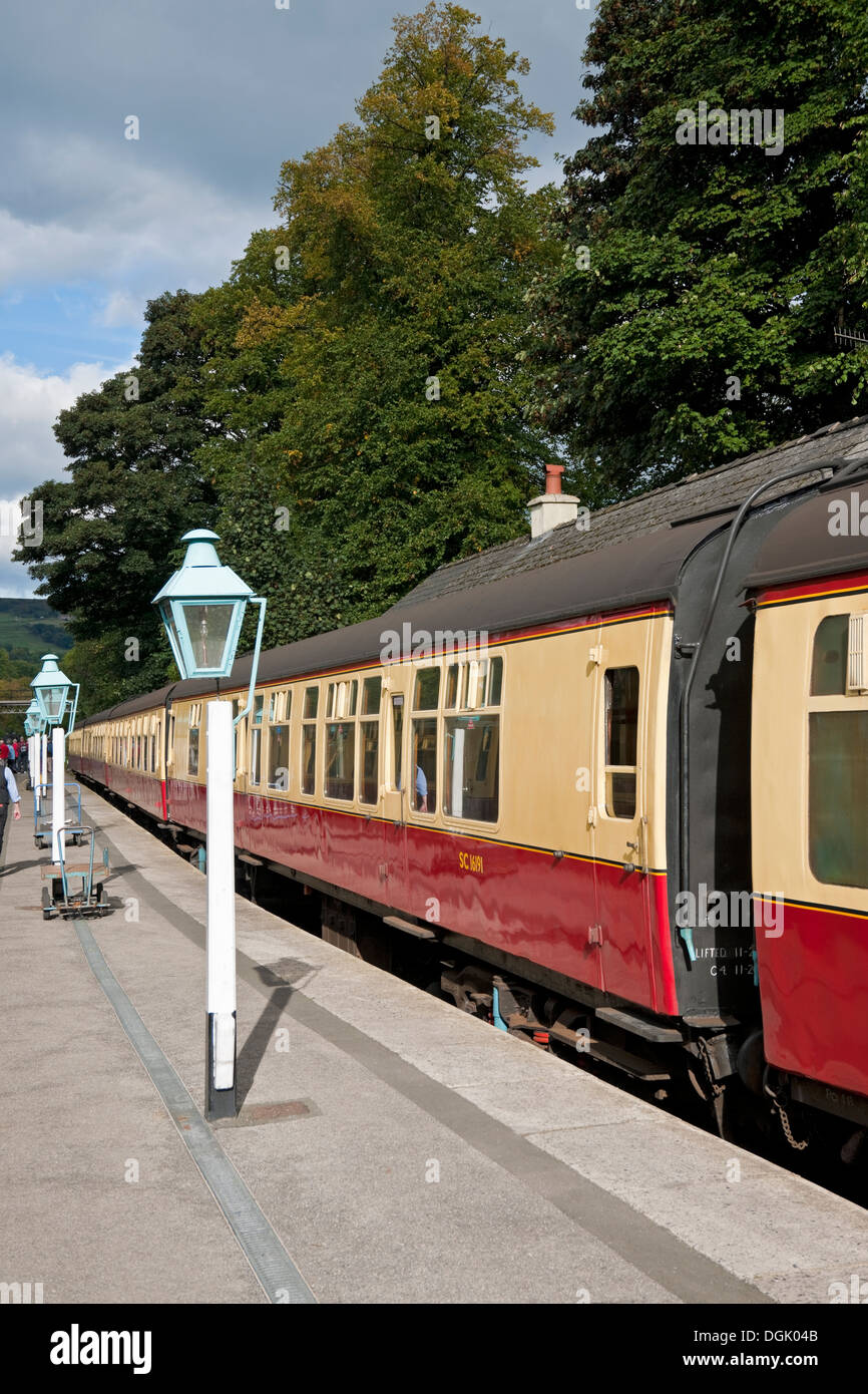 Old british coaches hi-res stock photography and images - Alamy