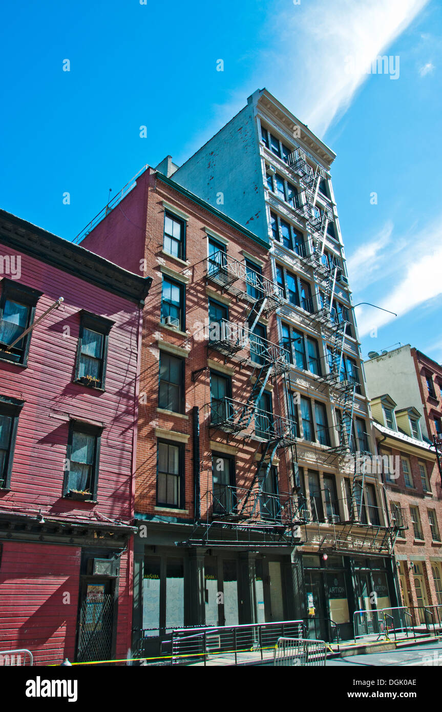 Old low rise apartment building hi-res stock photography and images - Alamy