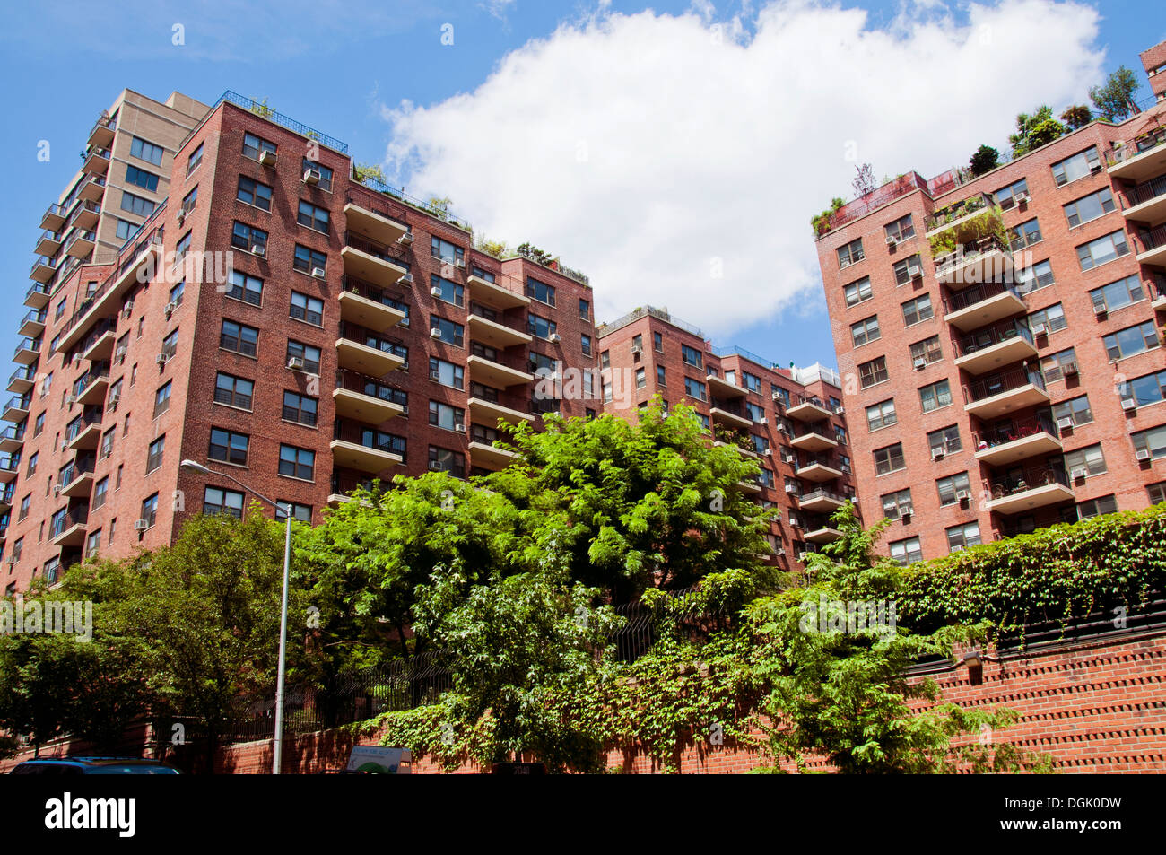 Nyc apartment buildings hi-res stock photography and images - Alamy