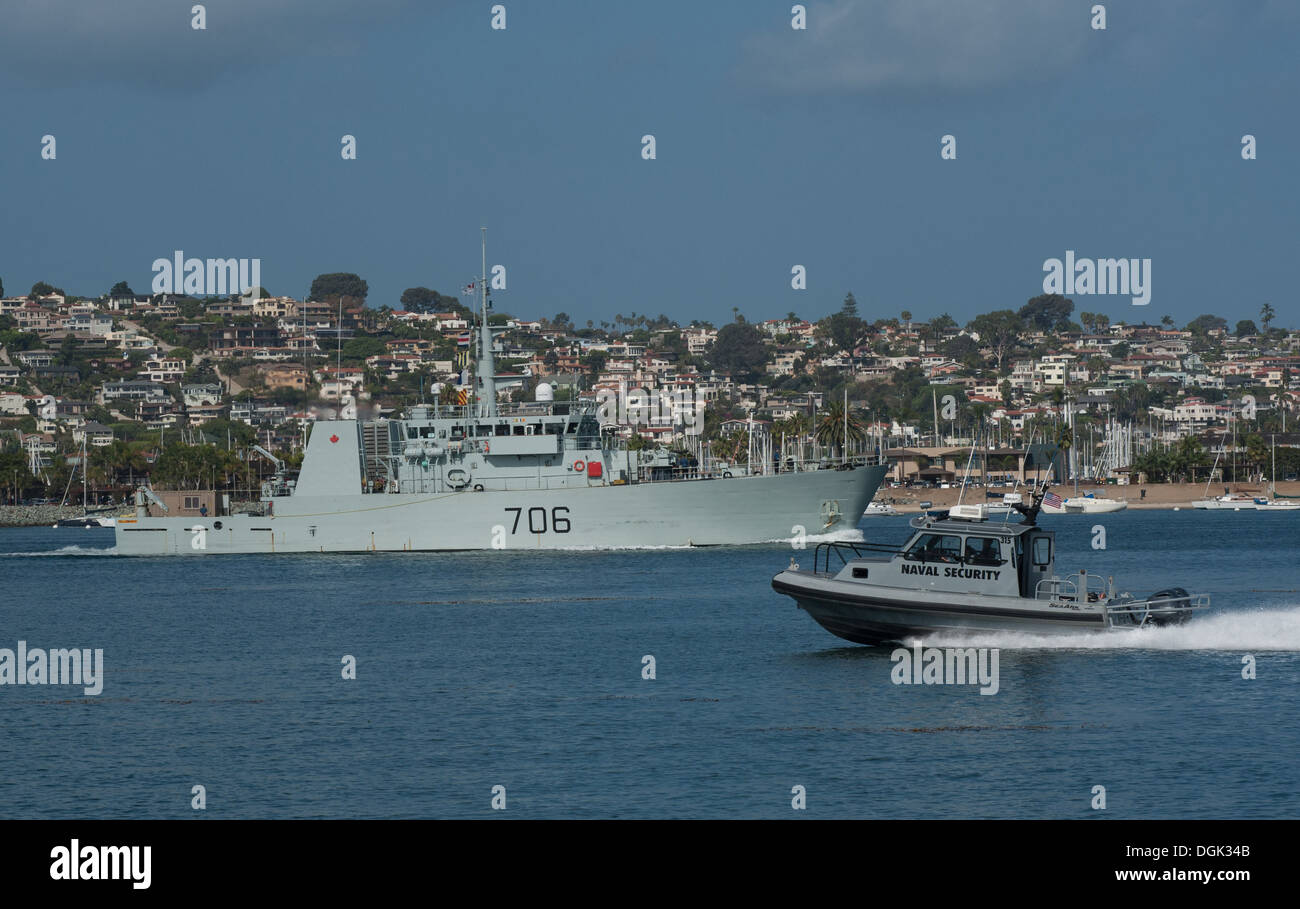U s navy security boat escorts hi-res stock photography and images - Alamy