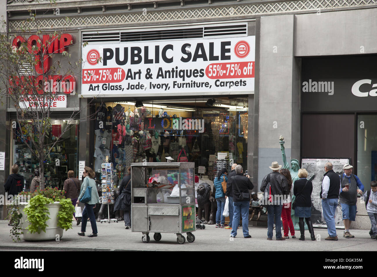 Sale of antiques hi-res stock photography and images - Alamy