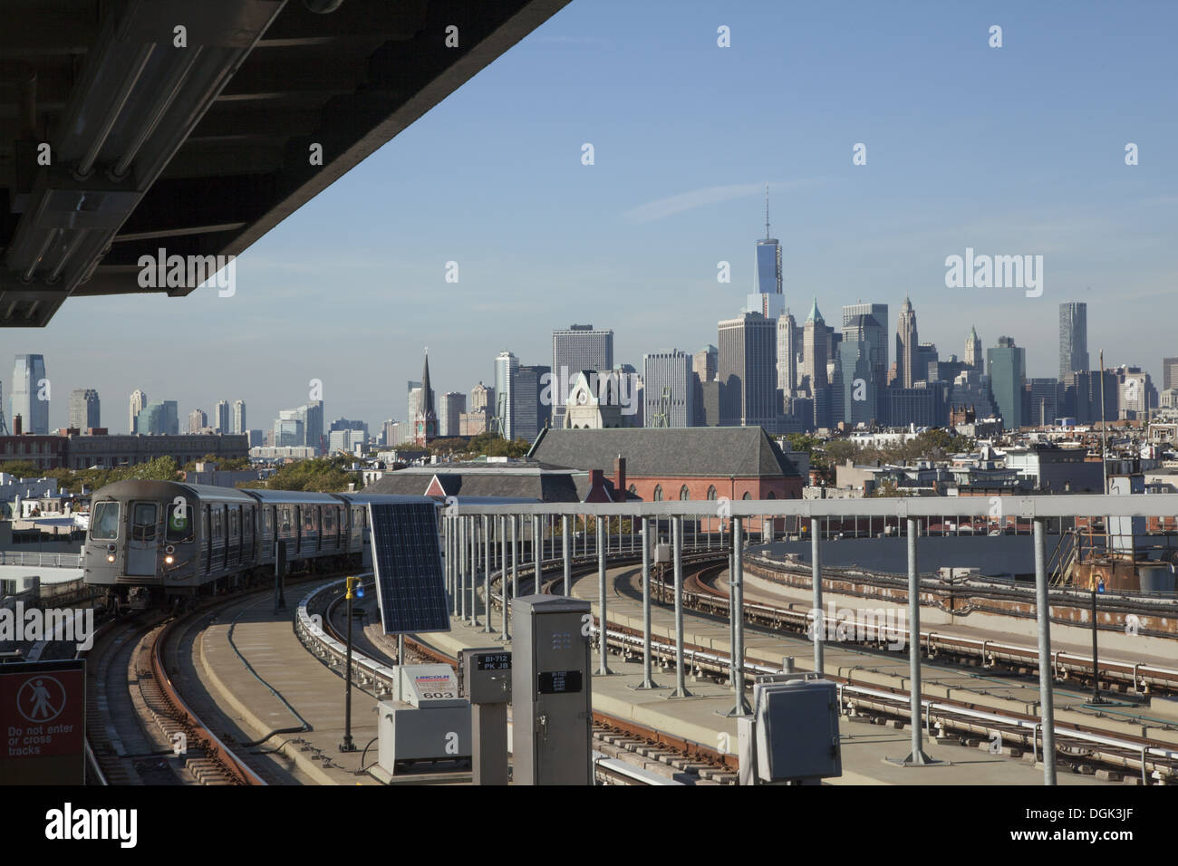 G train pulls into the Smith/9th St. elevated subway station with lower ...