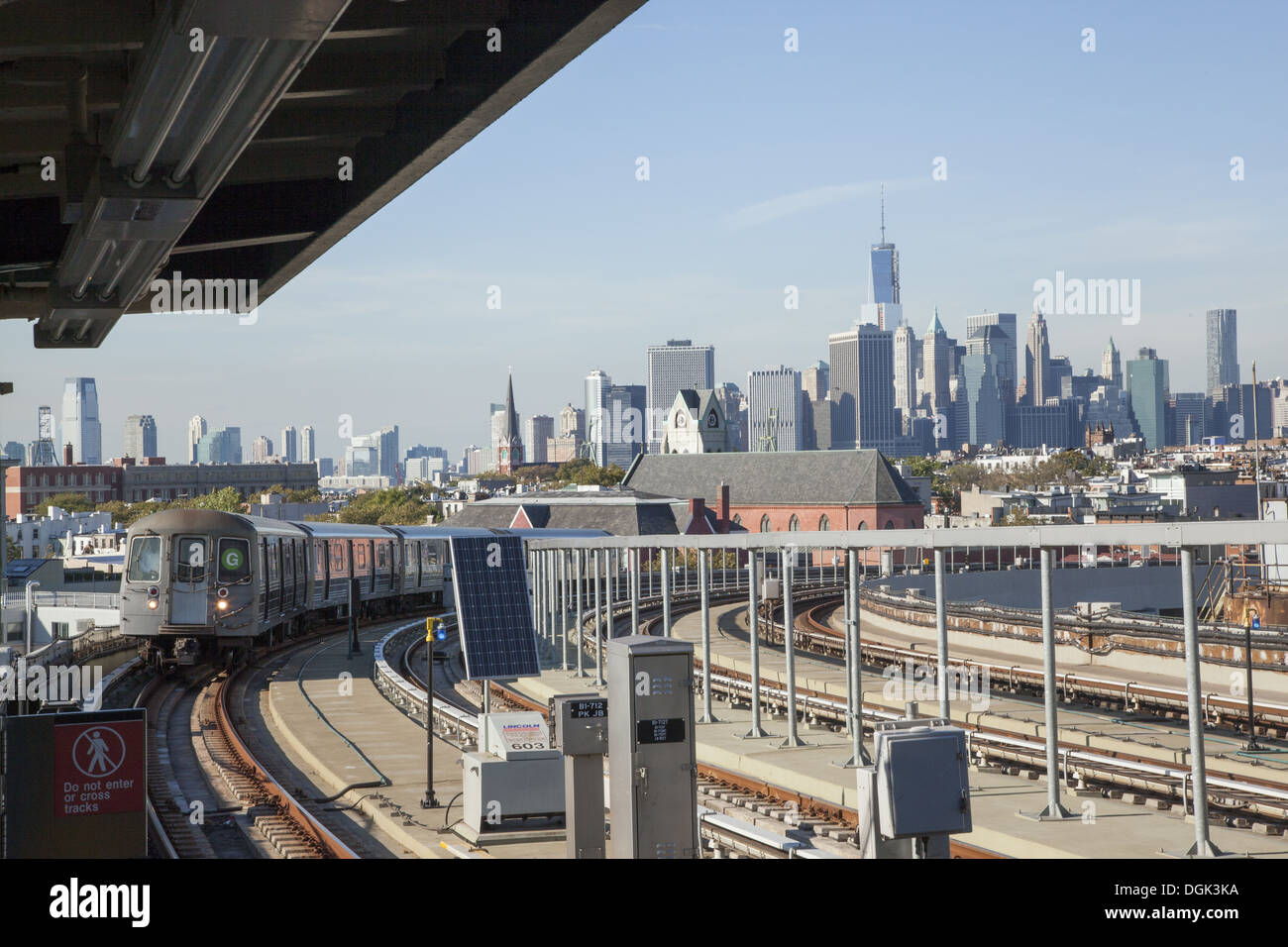 G train pulls into the Smith/9th St. elevated subway station with lower ...
