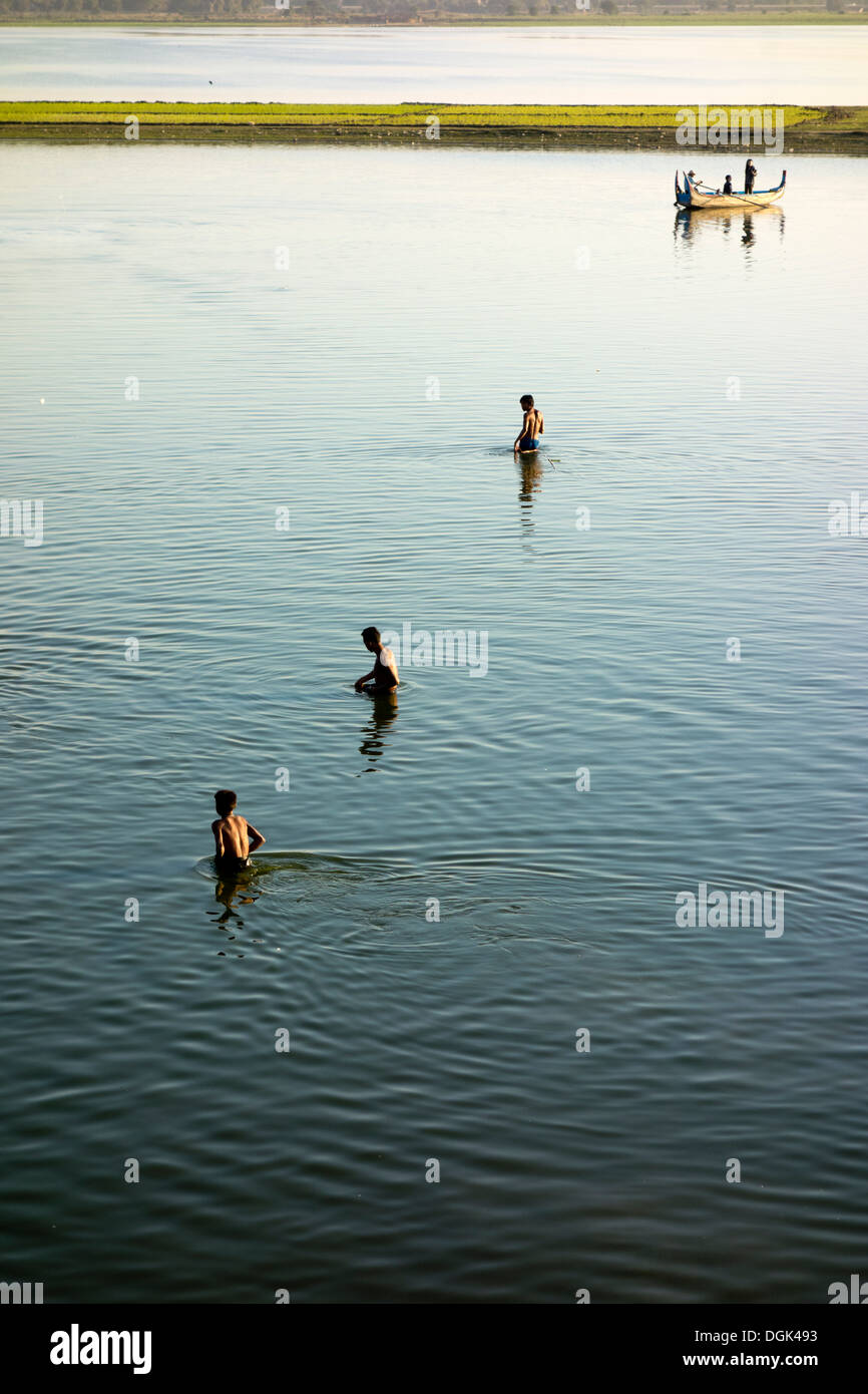 A line of bathers and boaters in Taungthaman Lake in Myanmar Stock ...