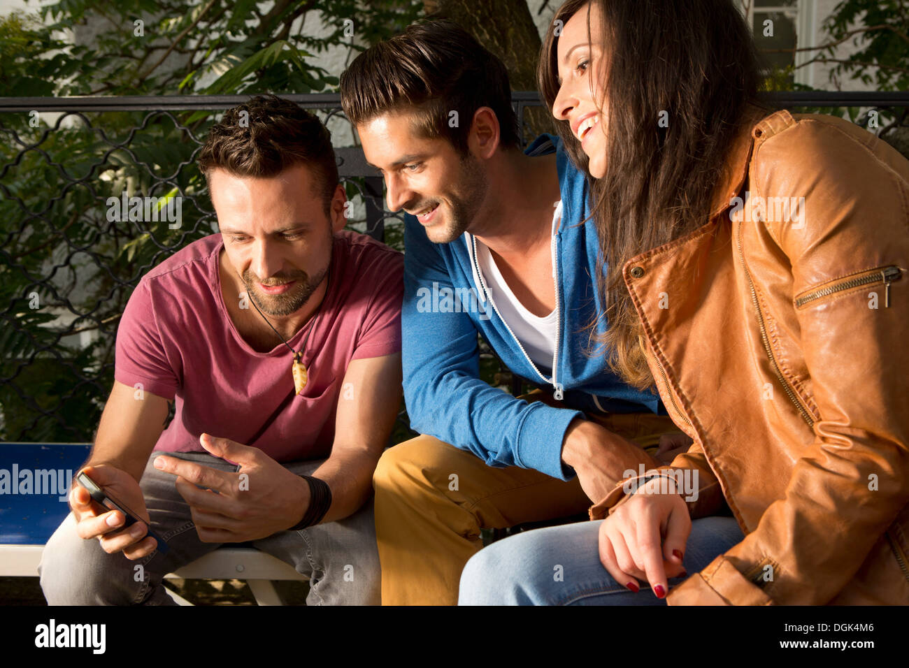 Friends cell phone hi-res stock photography and images - Alamy