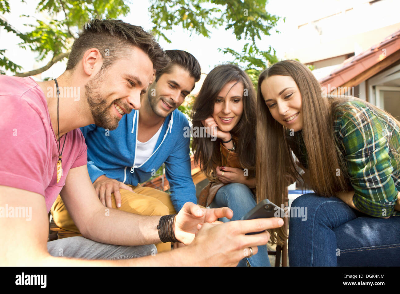 Friends cell phone hi-res stock photography and images - Alamy