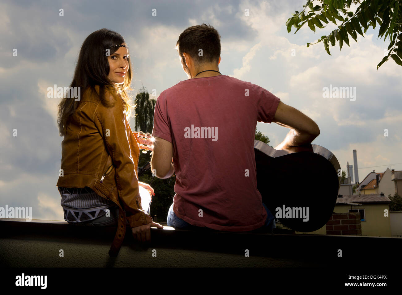 Man sitting on the wall hi-res stock photography and images - Alamy