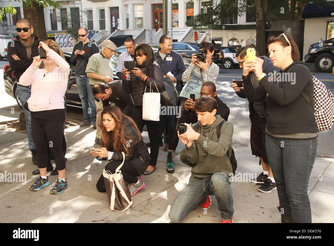 New York, New York, USA. 21st Oct, 2013. A crowd of people take photos ...