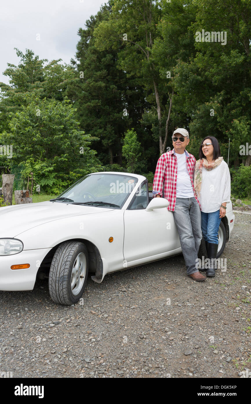 Man and woman beside car hi-res stock photography and images - Alamy
