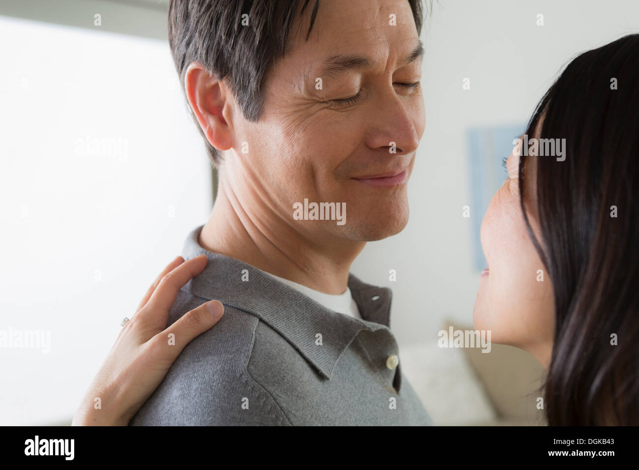 Man hand on womans shoulder hi-res stock photography and images - Alamy