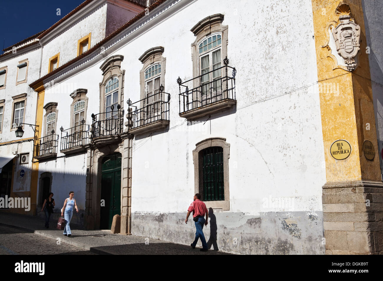 Old street scene evora hi-res stock photography and images - Alamy