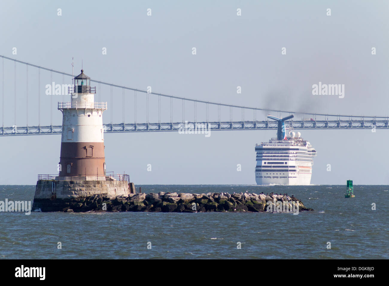 Sailing ship passing under bridge hi-res stock photography and images ...