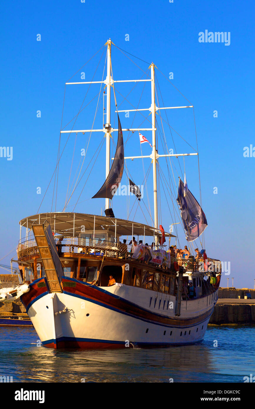 Harbour party hi-res stock photography and images - Alamy