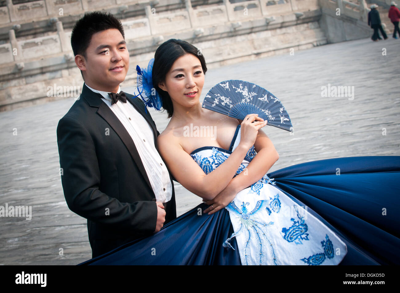 wedding photo session in front of Hall of Prayer for Good Harvests in ...