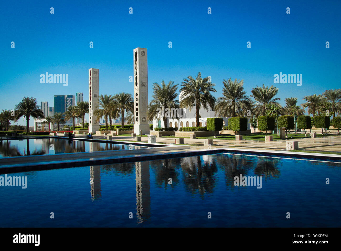 garden at abu dhabi sheikh zayed mosque Stock Photo - Alamy