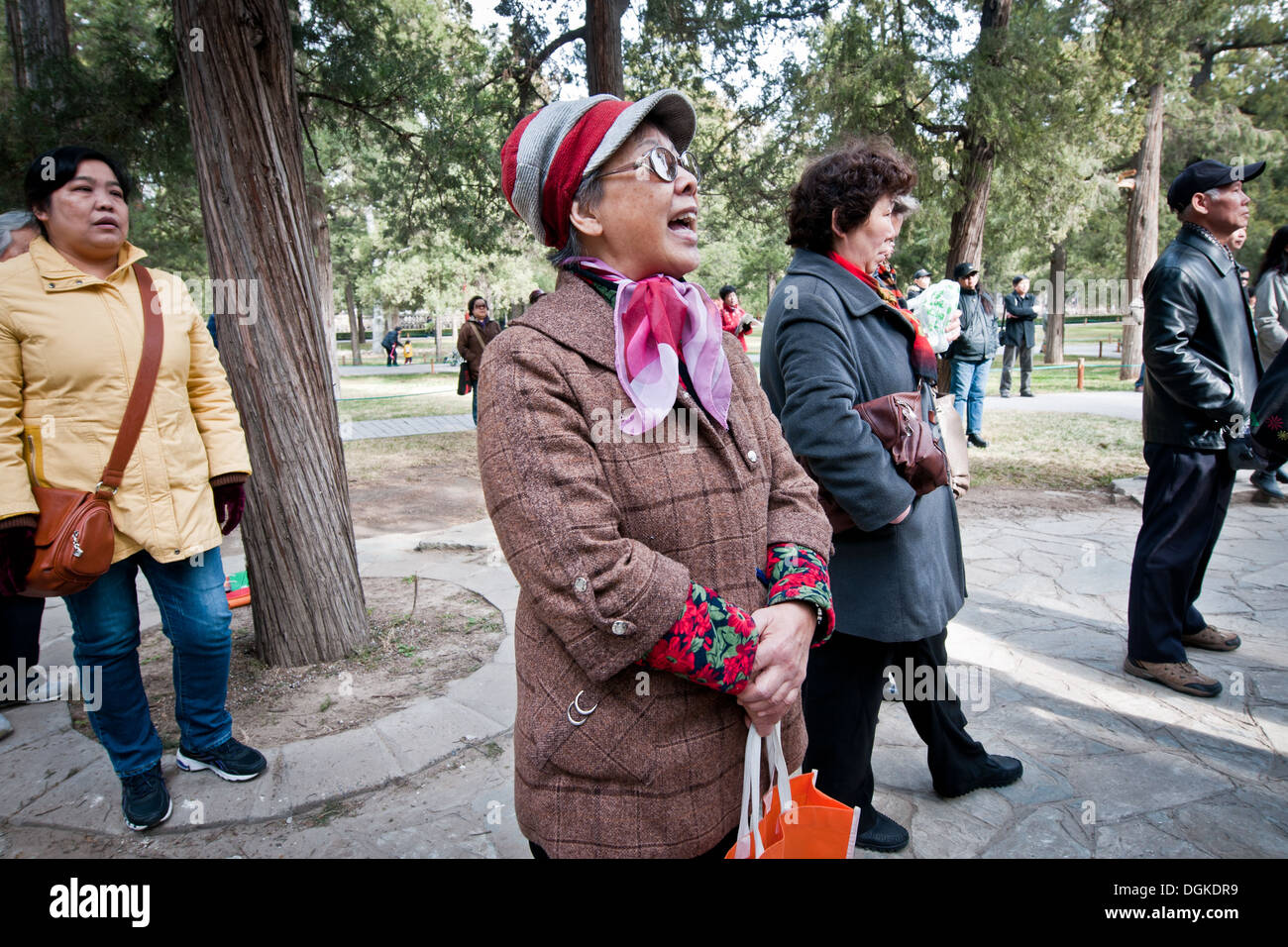 Chinese crowd people public park hi-res stock photography and images ...