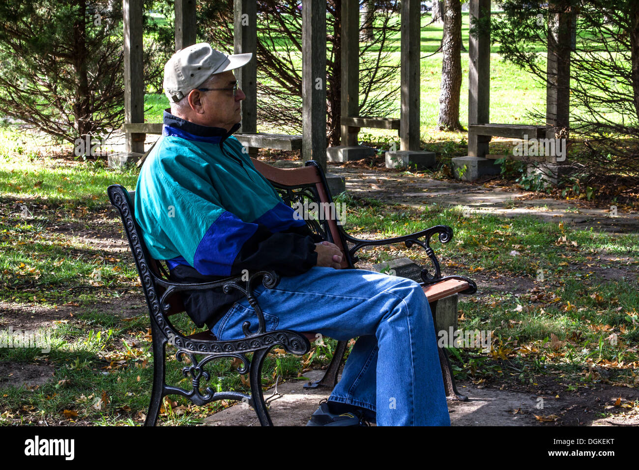 Senior citizen relaxing on a park bench Stock Photo - Alamy