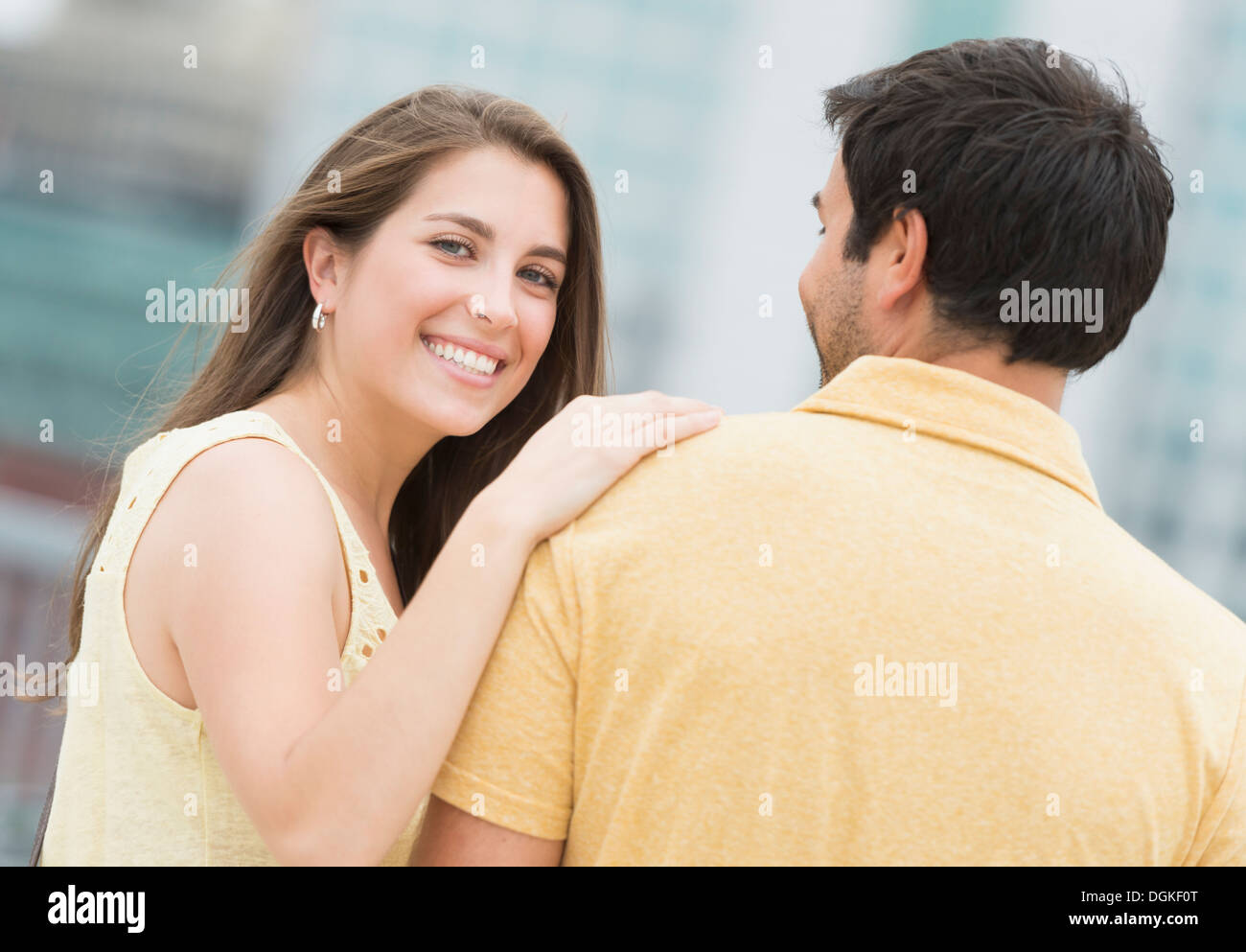 Couple urban hi-res stock photography and images - Alamy