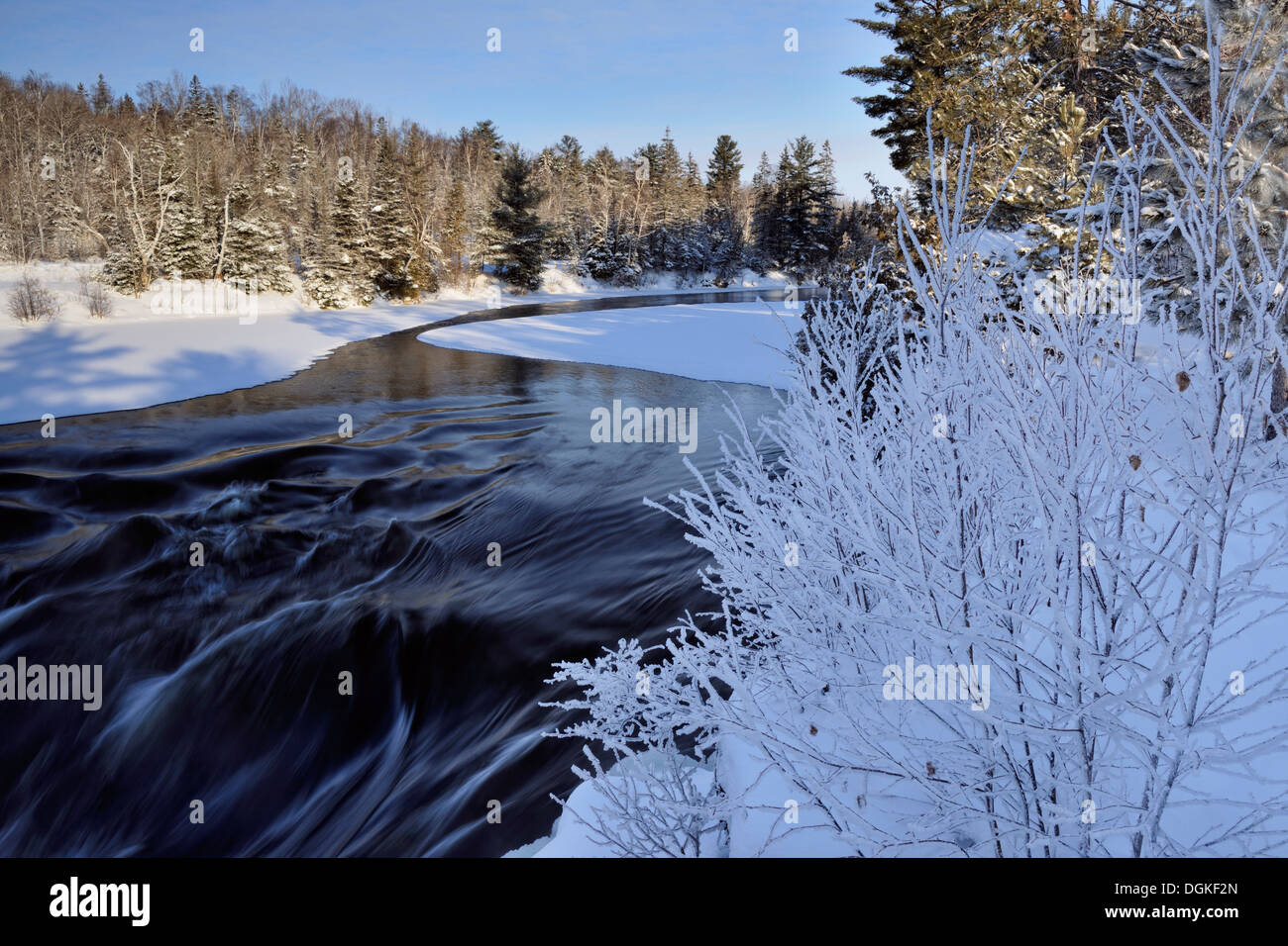 Open water of Wanapitei River with frosted trees in winter Wanup ...
