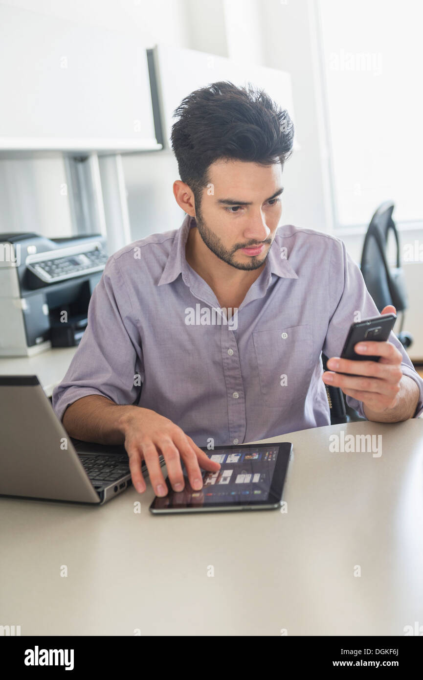 Man multi tasking office hi-res stock photography and images - Alamy