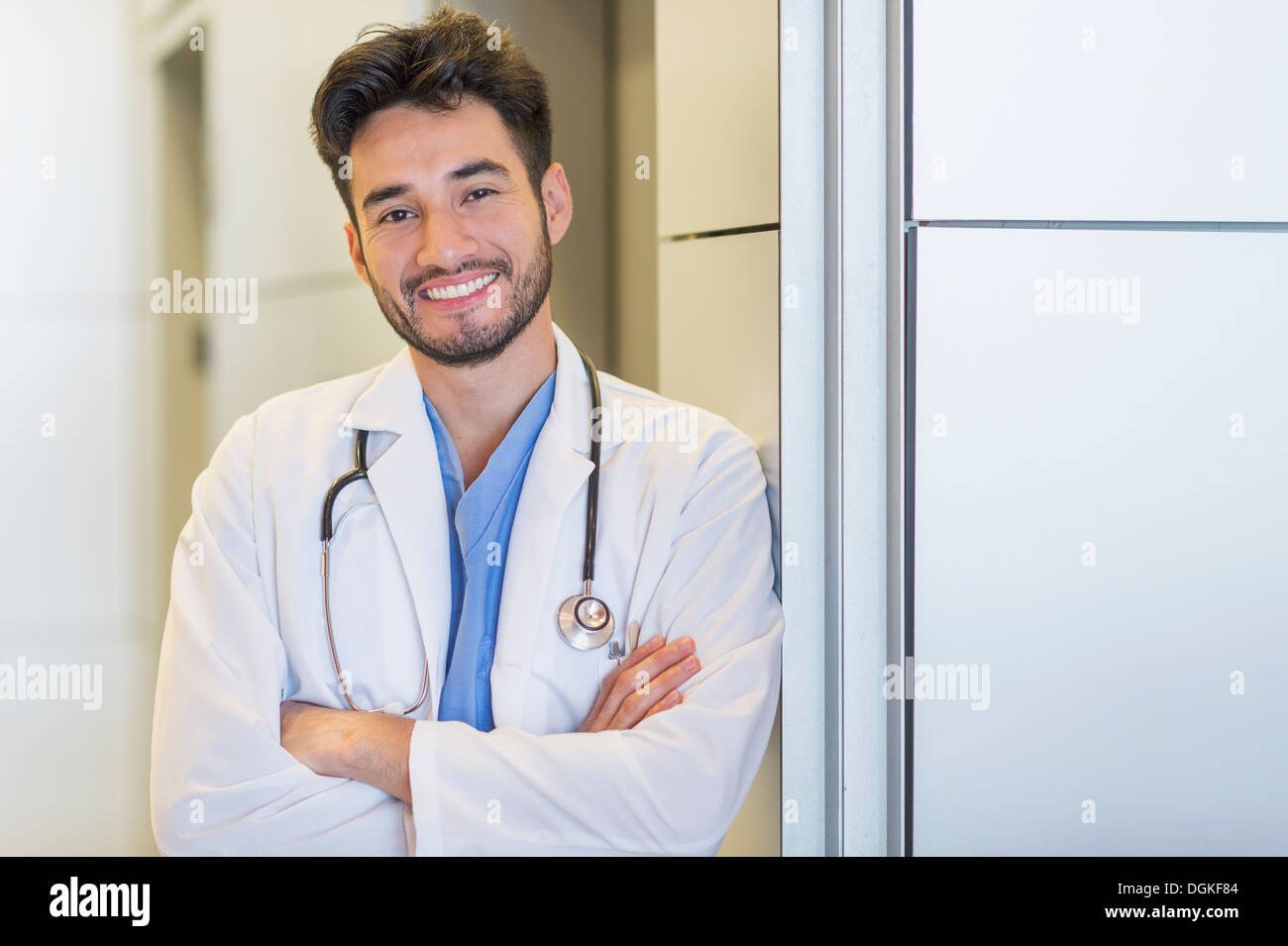 Portrait smiling black doctor hi-res stock photography and images - Alamy