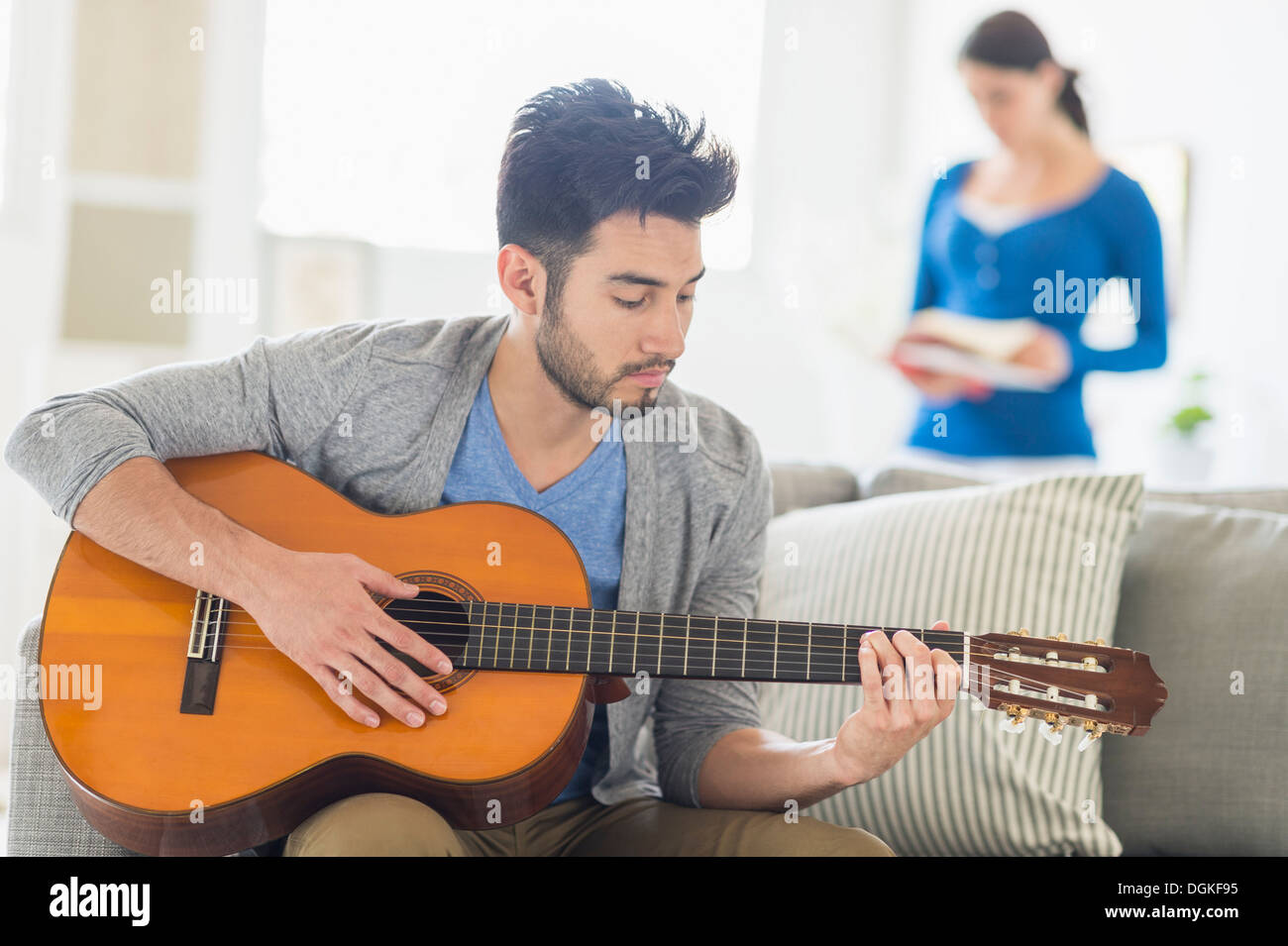 Man playing guitar woman hi-res stock photography and images - Alamy