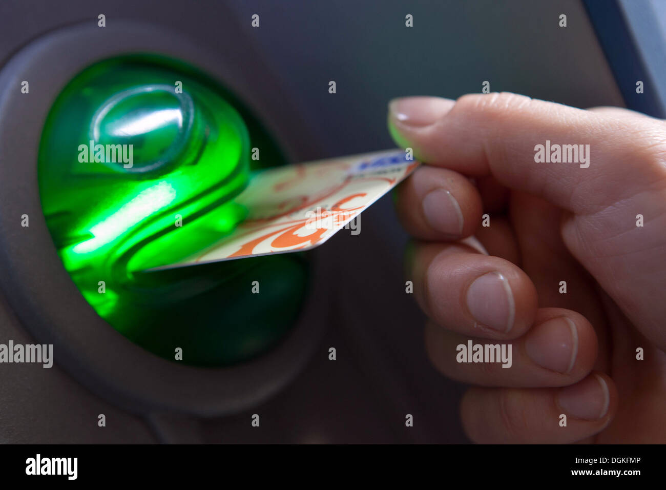 Hand Insert credit card into an ATM machine Stock Photo - Alamy