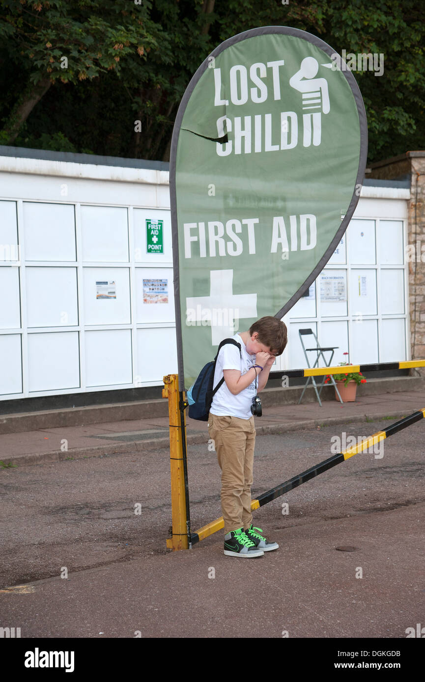 Lost child waiting by lost children sign Stock Photo - Alamy