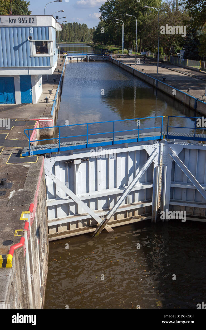 Lock chamber hi-res stock photography and images - Alamy