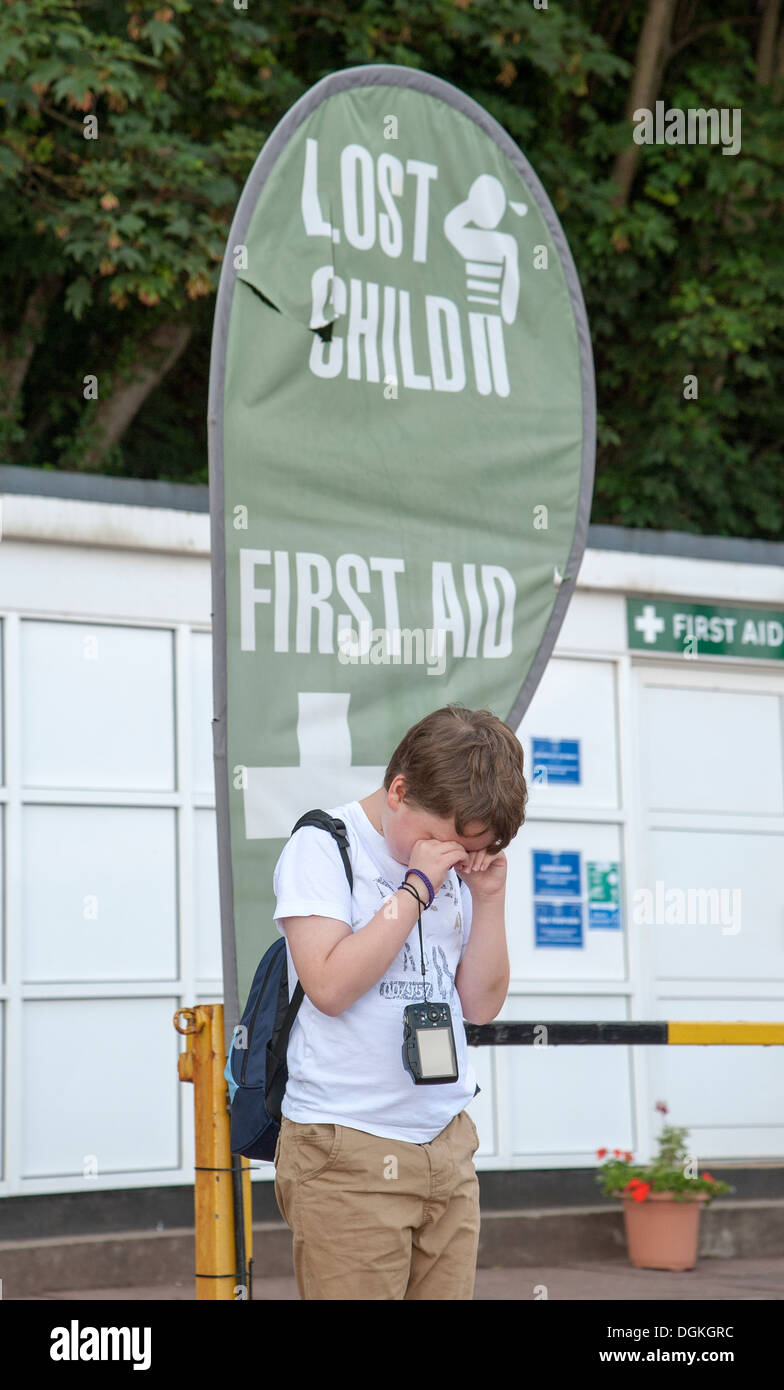 Lost child waiting by lost children sign Stock Photo - Alamy
